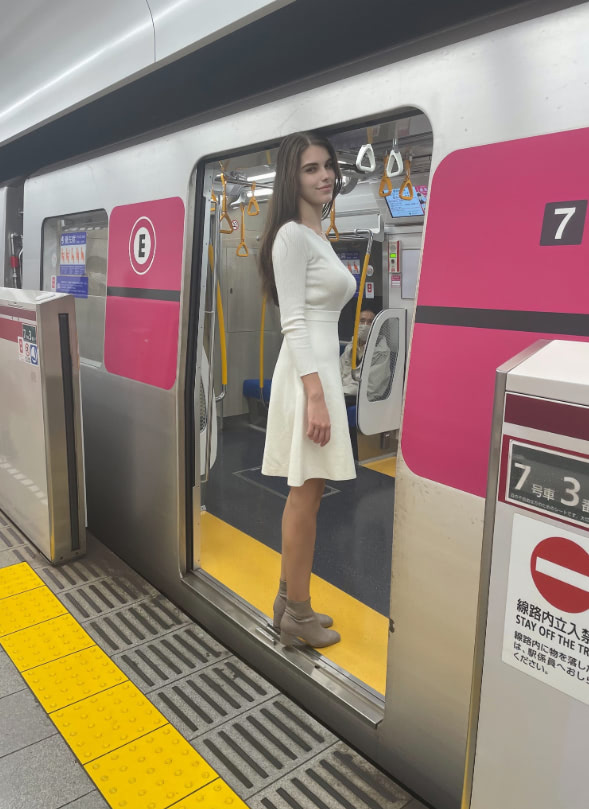 ちょうど柱になりましたウクライナ出身のコスプレイヤー ネトーチカ高身長に驚く乗車ショットが話題 ENTAME next アイドル