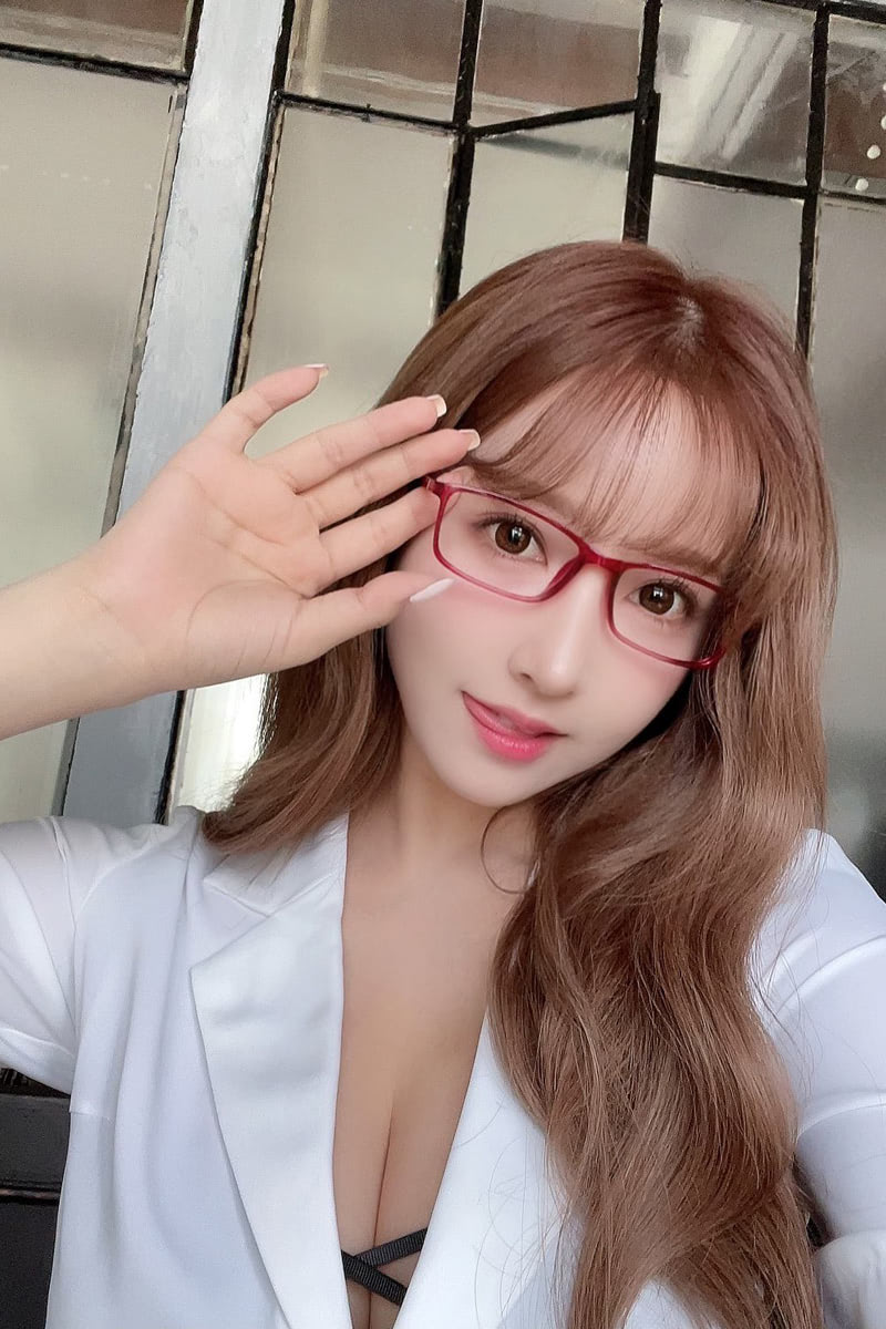 三上悠亜、バストちらりの白衣メガネショットが良すぎると話題 Entame Next アイドル情報総合ニュースサイト