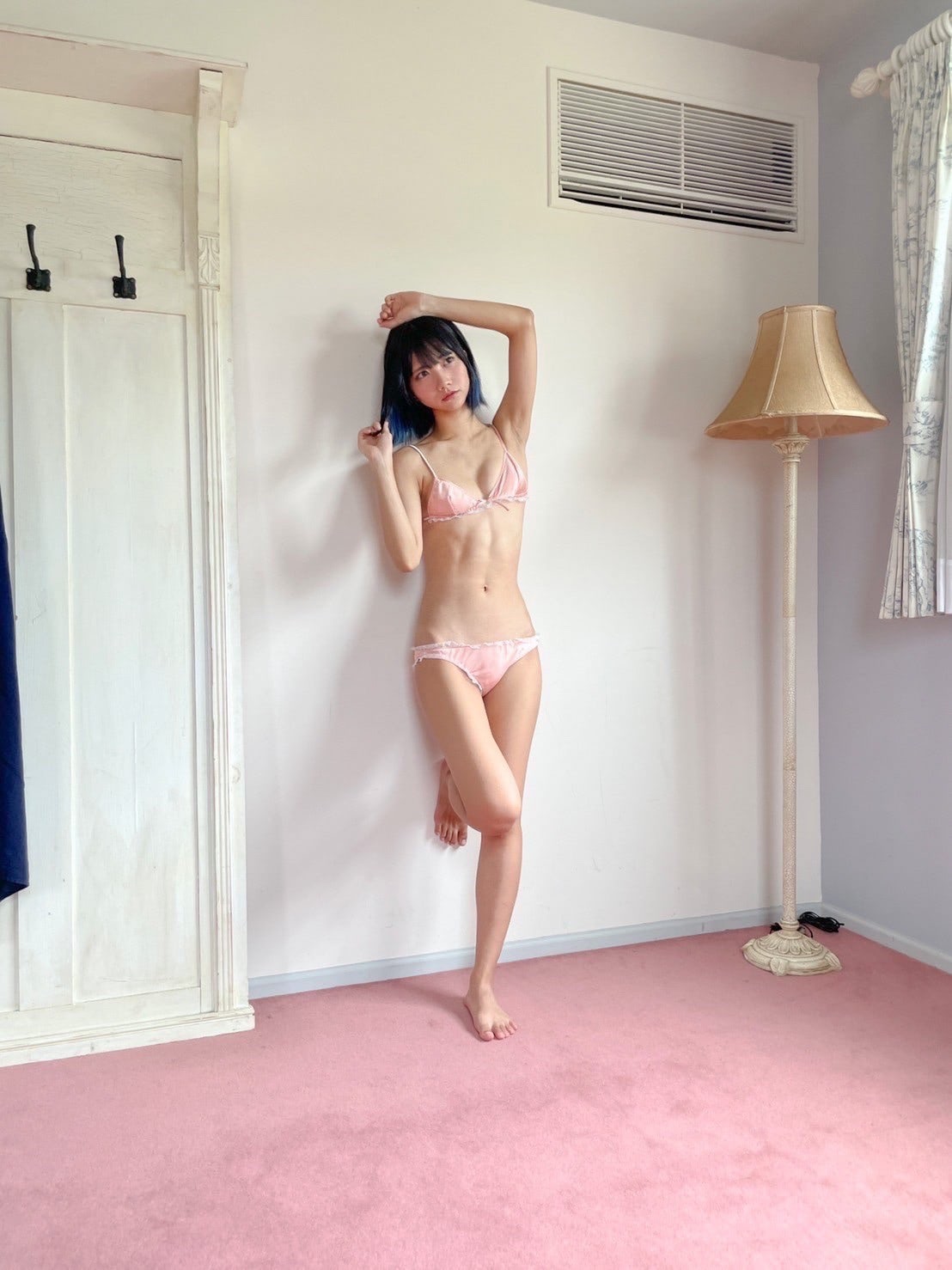 ほっそりとした美ボディに釘付け…かれしちゃん、圧倒的世界観で『ヤングジャンプ』初登場 Entame Next アイドル情報総合ニュースサイト