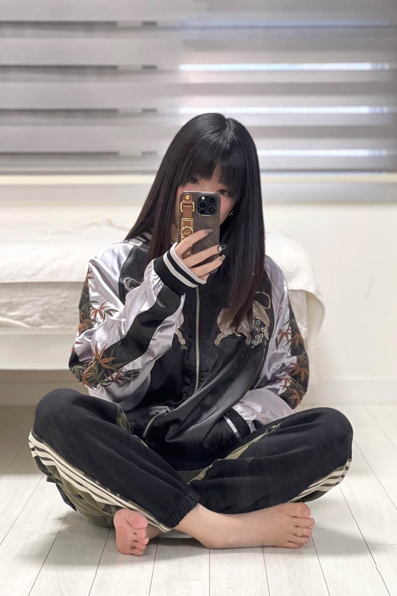 スカジャンを脱いだら…yutori、「無敵」ふわもちボディ見せる脱衣グラビア披露 Entame Next アイドル情報総合ニュースサイト