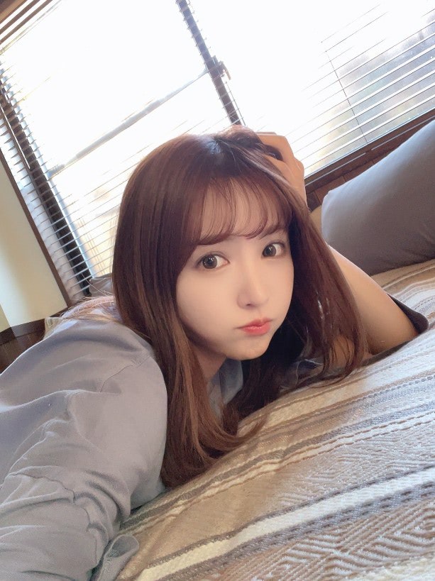 Tシャツをまくると…三上悠亜、たわわ美バストチラリの寝転びショットが最強すぎる Entame Next アイドル情報総合ニュースサイト