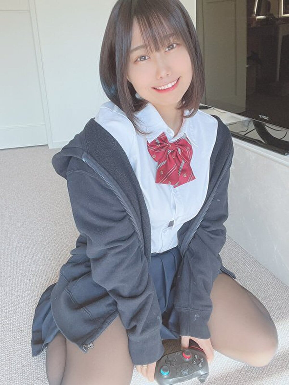 「ご来光より眩しい」紬とろろ、セーラー服の下から艶バスト見せる脱衣グラビアを披露 | ENTAME next - アイドル情報総合ニュースサイト