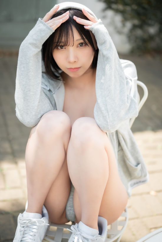 三橋くん、チラリと見える下着から目が離せないパーカーショットが「もう最高でしかない」 | ENTAME next - アイドル情報総合ニュースサイト