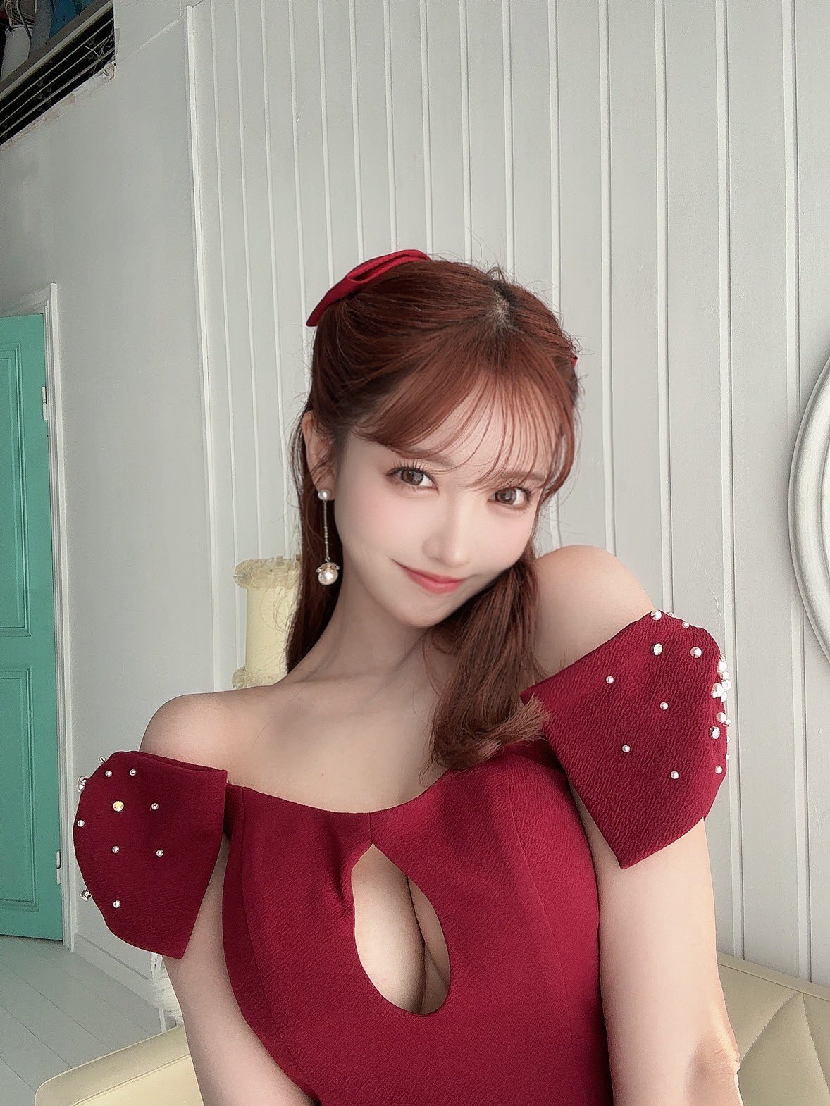 「すき?」三上悠亜、美谷間あらわな深紅のワンピース姿に見惚れるファン続出 Entame Next アイドル情報総合ニュースサイト