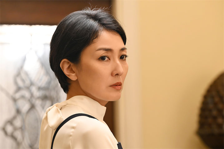 『ブラックファミリア』第3話、板谷由夏ら”新堂家”が新たな動きを見せる場面写真が公開 Entame Next アイドル情報総合ニュースサイト