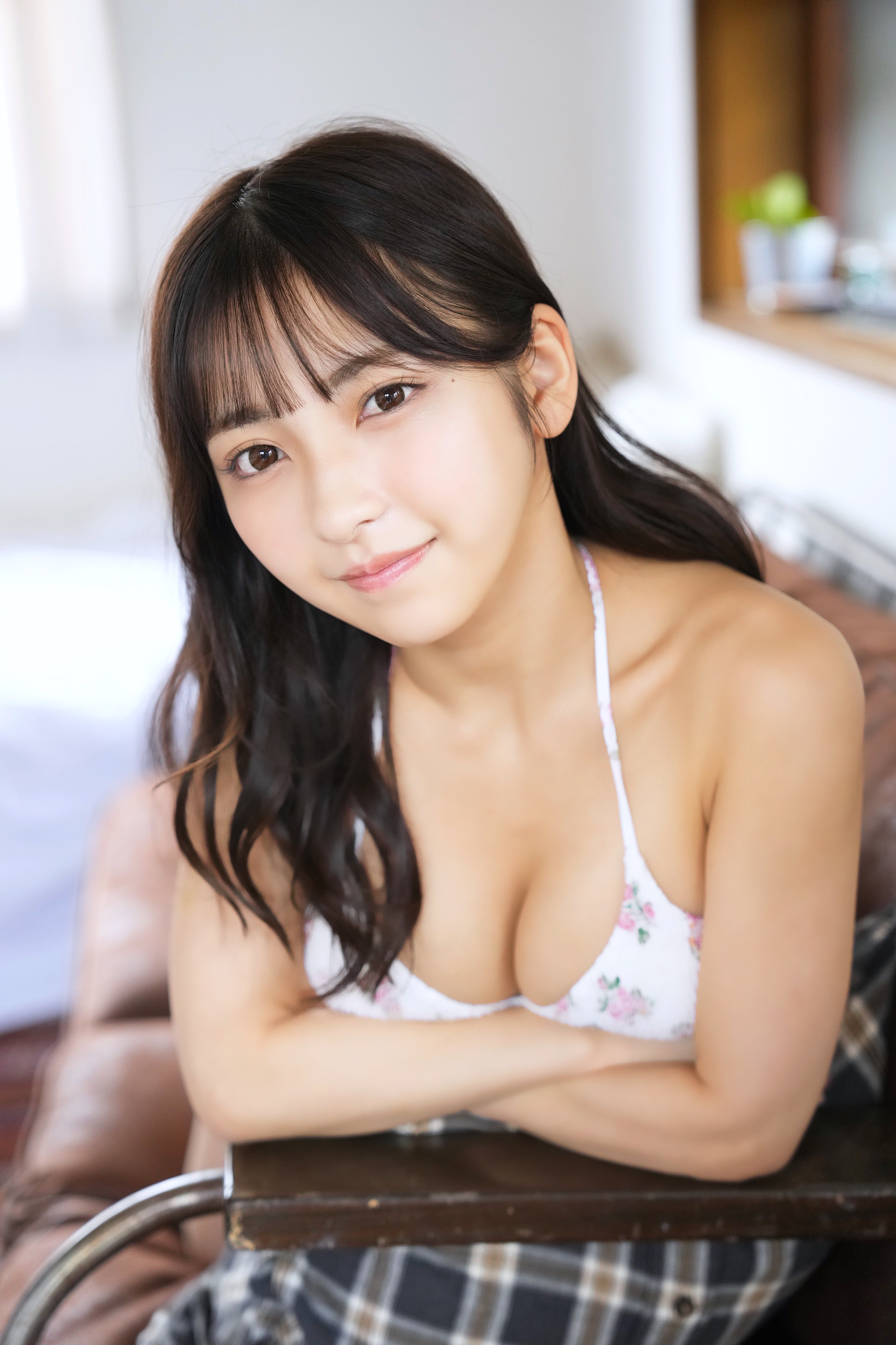 #2i2 十味が『BOMB』表紙に初登場、撮影中のハプニングを告白「水着が大爆発しちゃった」 | ENTAME next - アイドル情報総合ニュースサイト