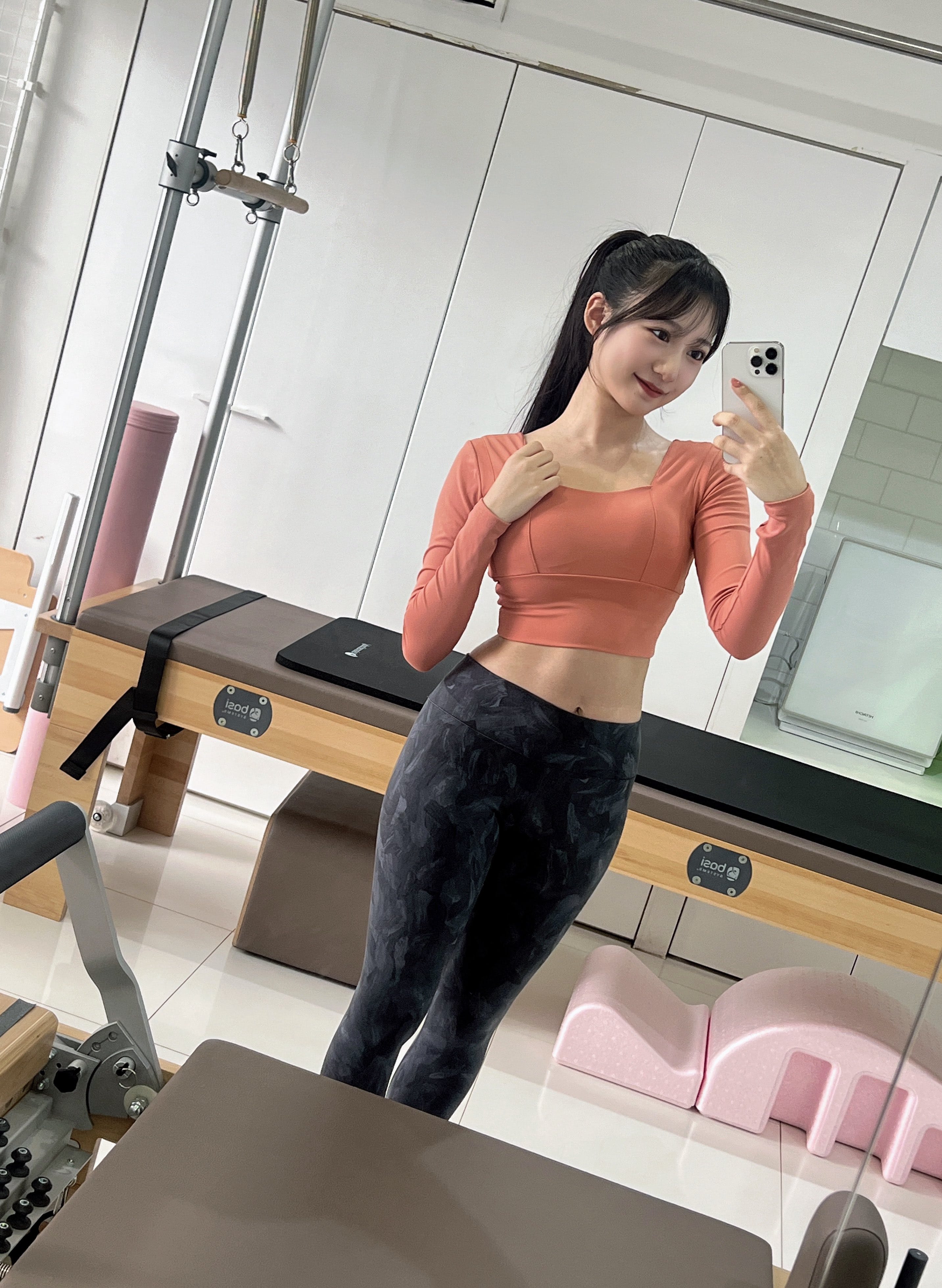 おへそもチラリ…横野すみれ、”異次元スタイル”で着こなすトレーニングウェア姿を公開 | ENTAME next - アイドル情報総合ニュースサイト