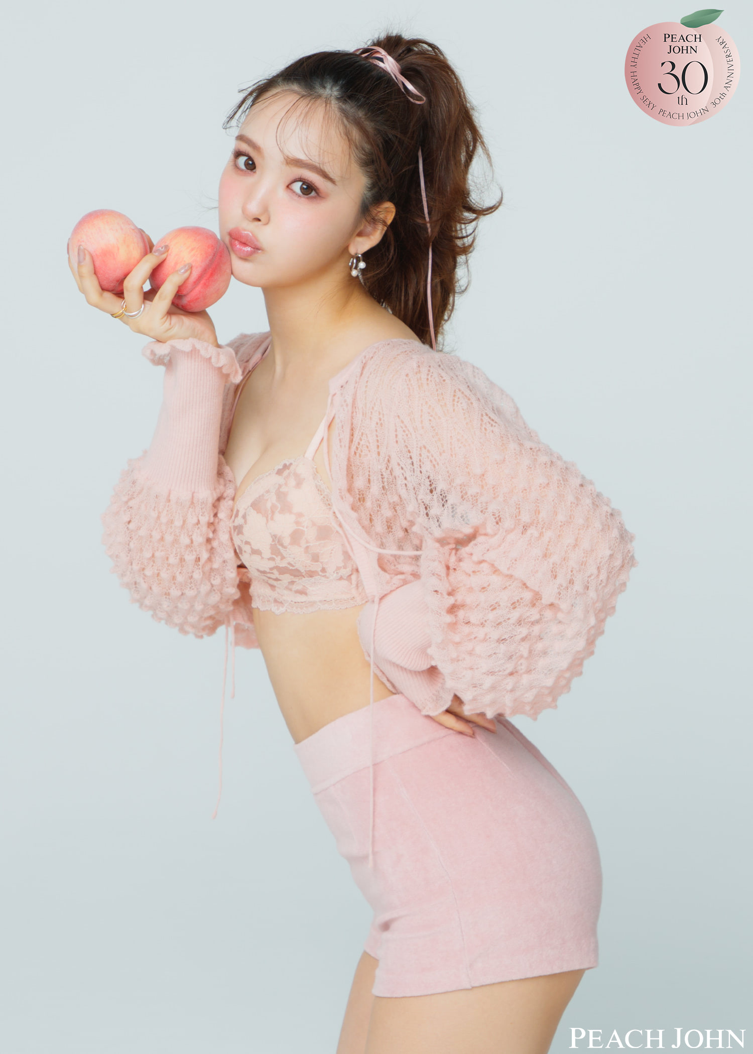 PEACH JOHNミューズ・藤田ニコル、ブランド30周年記念の新作アイテム着用ビジュアルが解禁 | ENTAME next - アイドル情報総合ニュースサイト