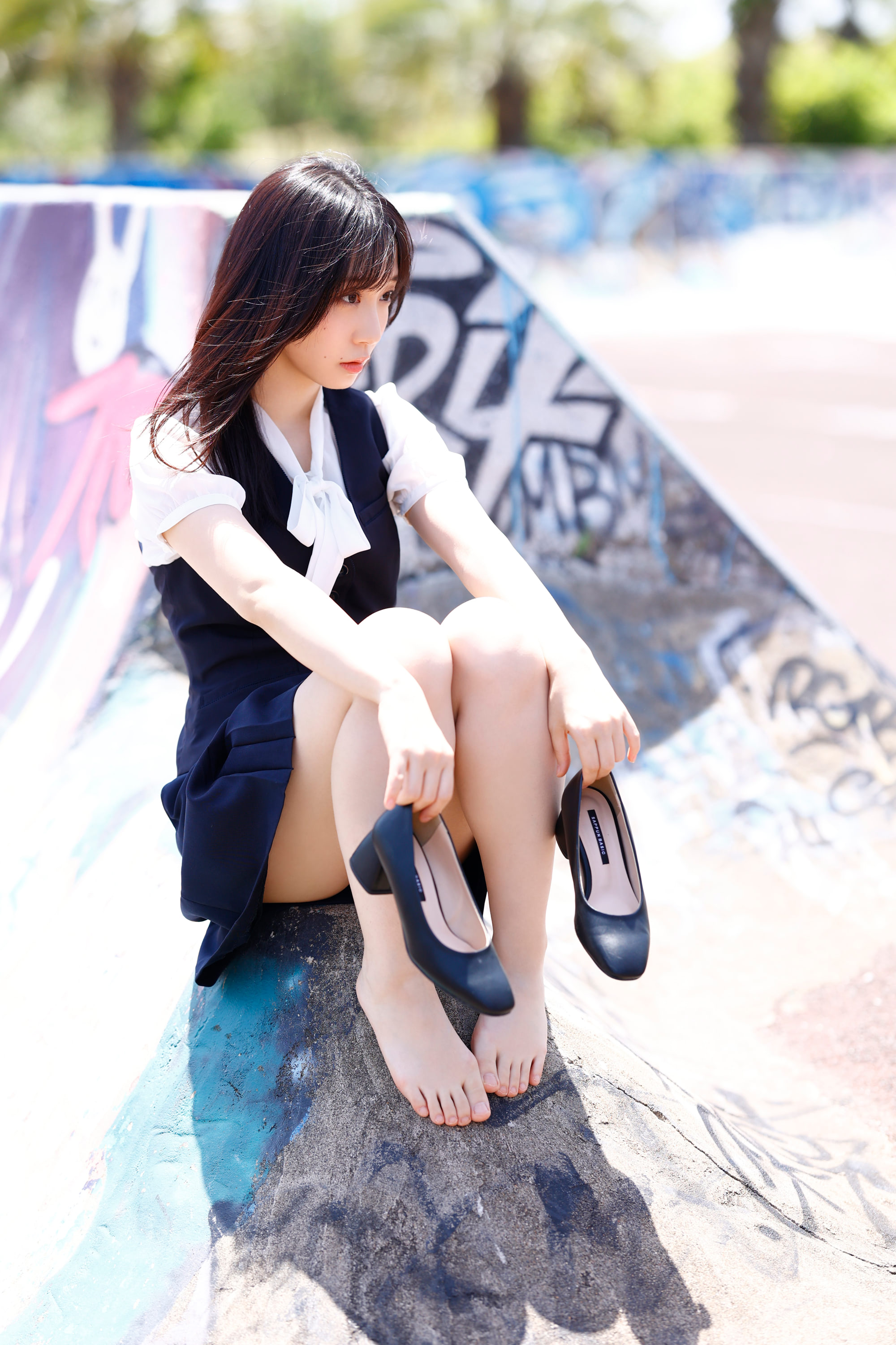 「何やら萌える瞬間」伊織もえ、OL衣装の“裸足の女神”ショットを公開 | ENTAME next - アイドル情報総合ニュースサイト