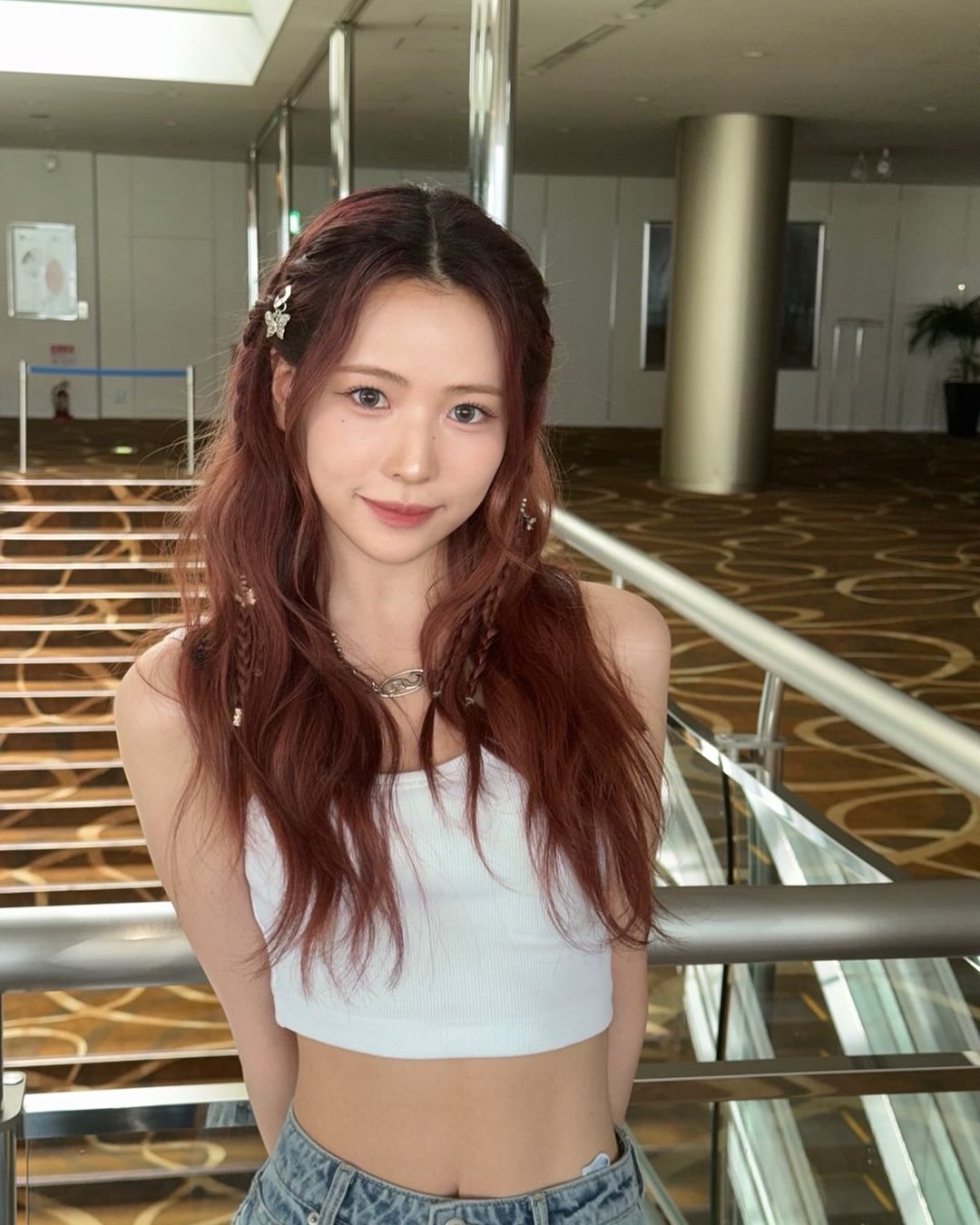 NiziU マヤ、赤髪×へそ出しノースリーブの“夏スタイル”に絶賛の声「天使すぎるー！」 | ENTAME next - アイドル情報総合ニュースサイト