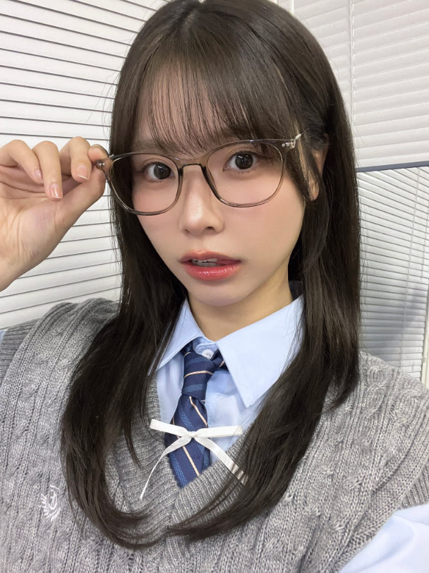 破壊力抜群の可愛さ、Liyuuのメガネ×制服姿に絶賛の声「まだまだ現役いけます」 | ENTAME next - アイドル情報総合ニュースサイト