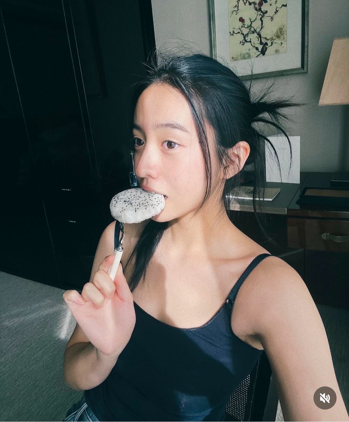 激レアなすっぴん姿…Koki,、ラフなおうち着キャミソール姿にドキドキ | ENTAME next - アイドル情報総合ニュースサイト