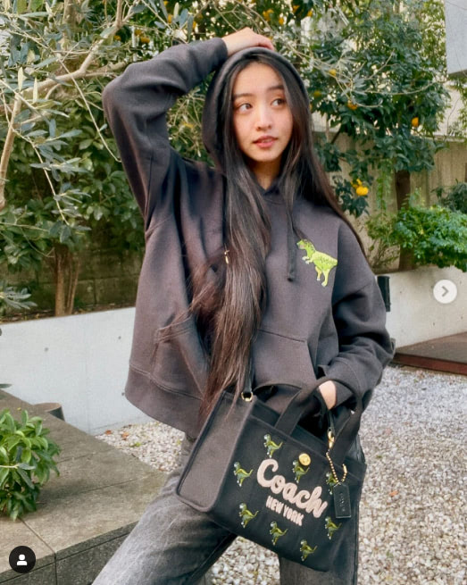 パーカー×デニム姿も美しい、Koki,がカジュアルなCOACHルックを披露 | ENTAME next - アイドル情報総合ニュースサイト