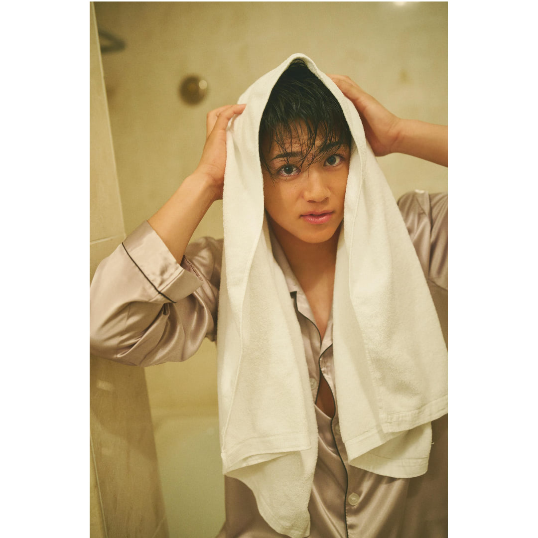 SNSトレンド入り！横浜DeNAベイスターズ・森敬斗、初デジタル写真集“ホテルデート”が発売 | ENTAME next - アイドル情報総合ニュースサイト