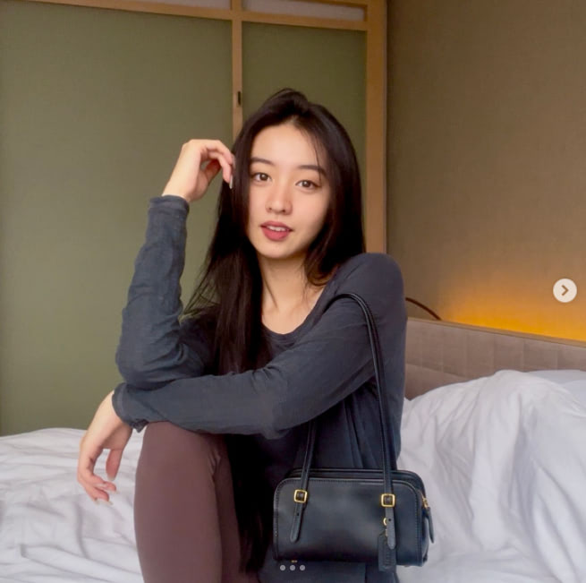 Koki,、ベッドに座ってお気に入りバッグを紹介 プライベート感満載で美貌際立つ | ENTAME next - アイドル情報総合ニュースサイト