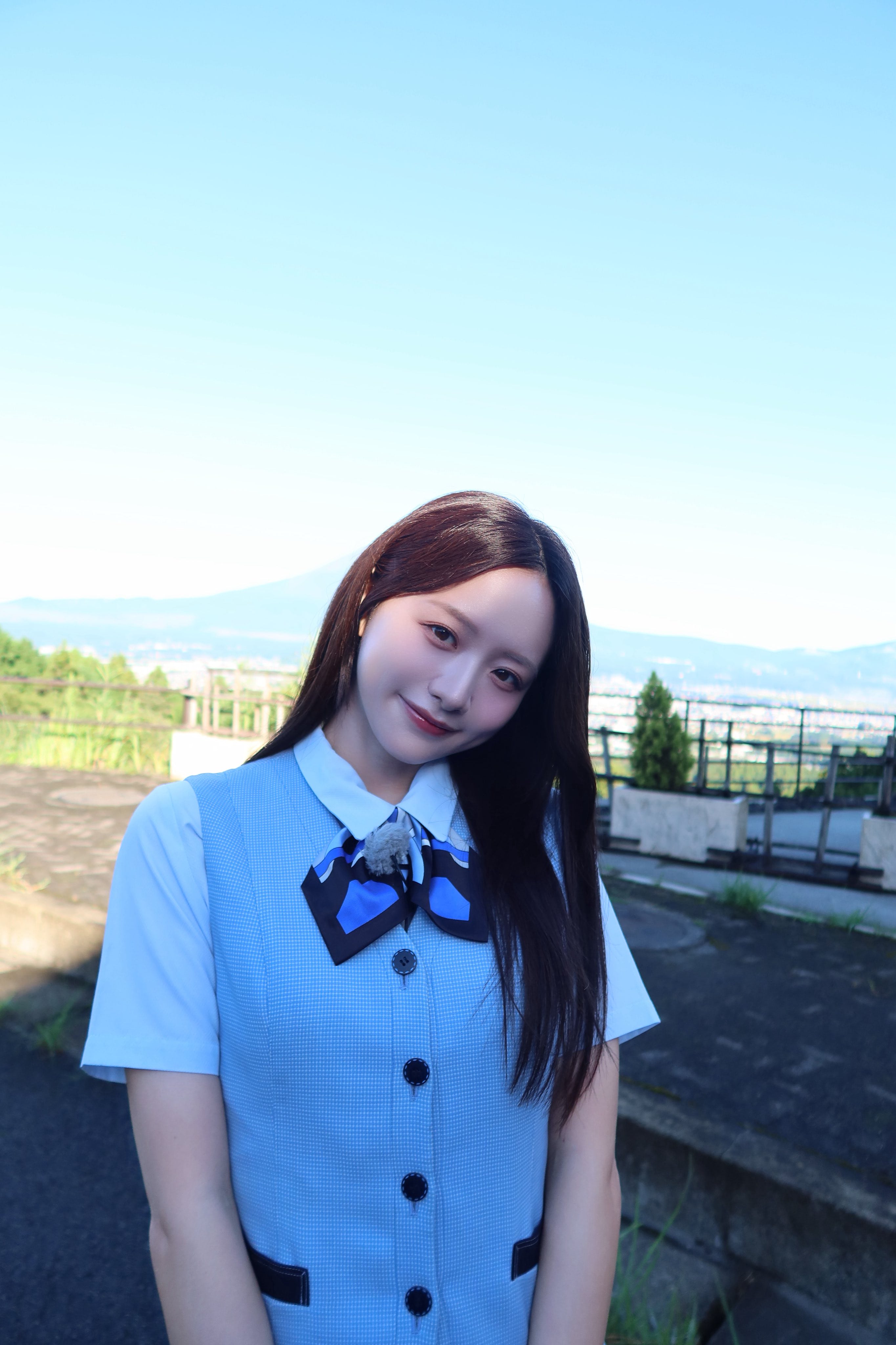 森香澄、OL風衣装にさらさらストレートヘアが映える“制服ショット”にファン歓喜 | ENTAME next - アイドル情報総合ニュースサイト