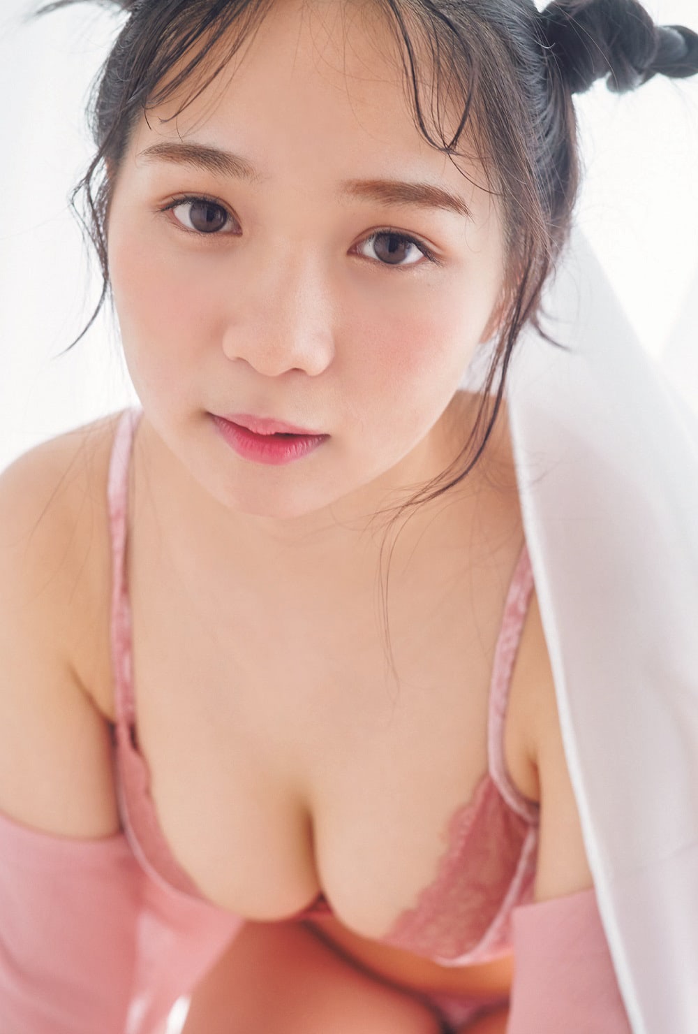 最多4回目の表紙に登場、櫻坂46 渡邉理佐が圧倒的な透明感で見つめる『blt Graph 』表紙が解禁 Entame Next