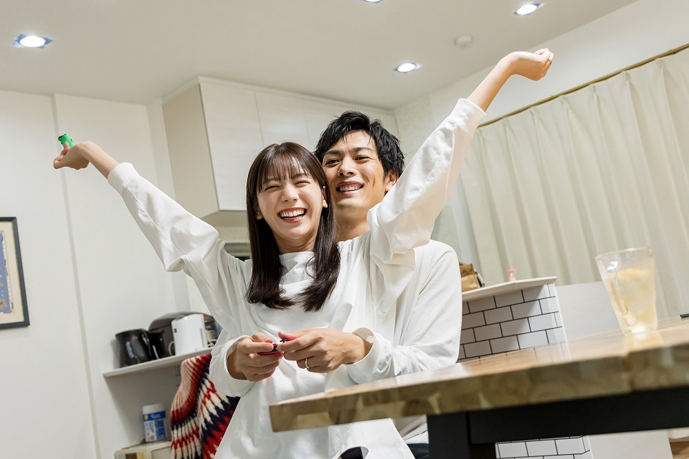 『わた婚4』貴島明日香、15歳年上夫・久保田悠来と深夜のゲーム大会でバックハグ Entame Next アイドル情報総合ニュースサイト