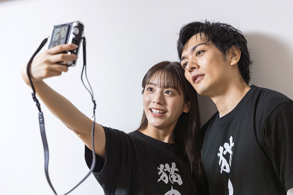 『わた婚4』貴島明日香、15歳年上夫・久保田悠来と深夜のゲーム大会でバックハグ Entame Next アイドル情報総合ニュースサイト 