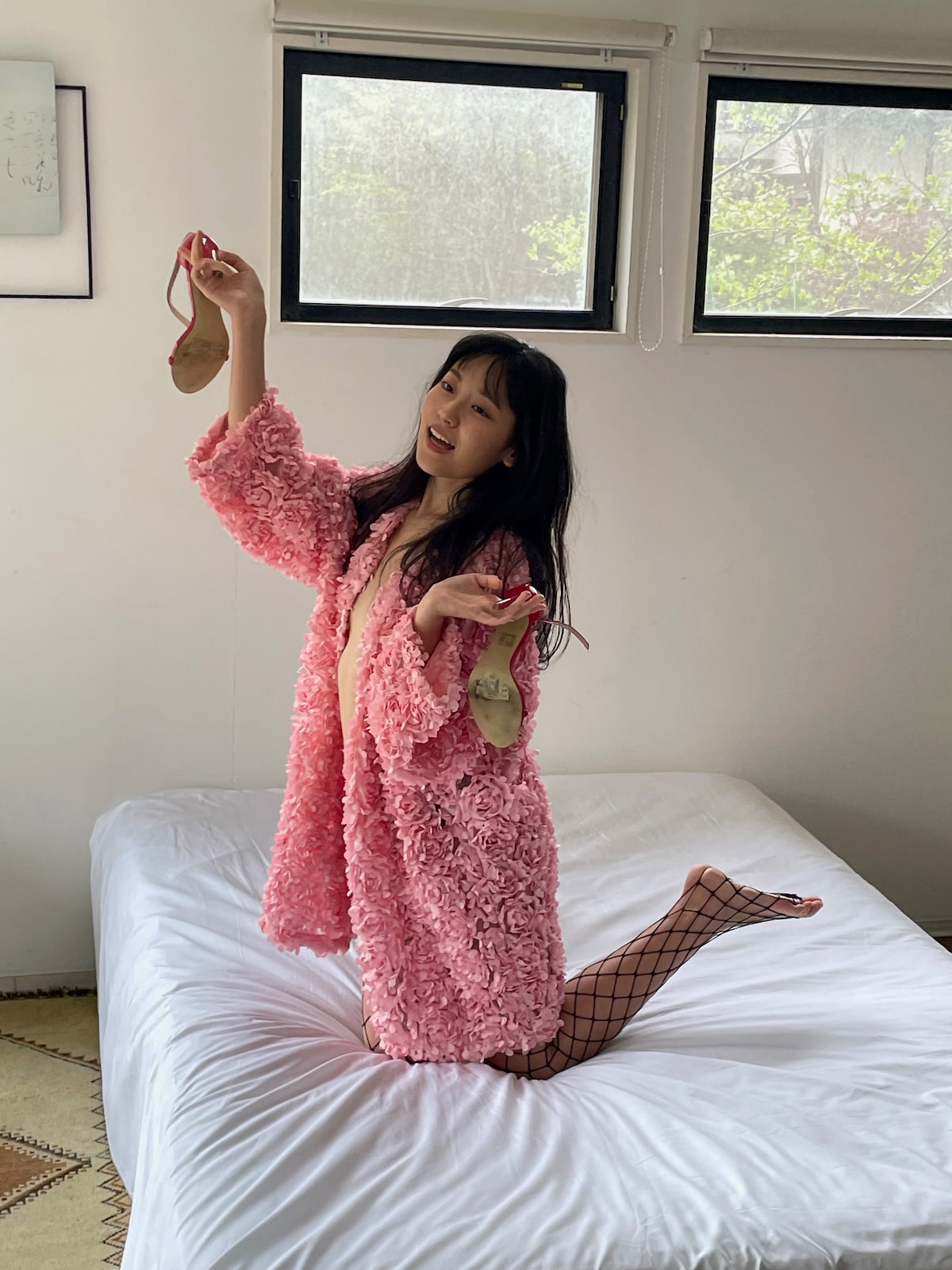 林田百加、素肌×ガウンの限界ギリギリ写真集オフショットに絶賛の声 | ENTAME next - アイドル情報総合ニュースサイト