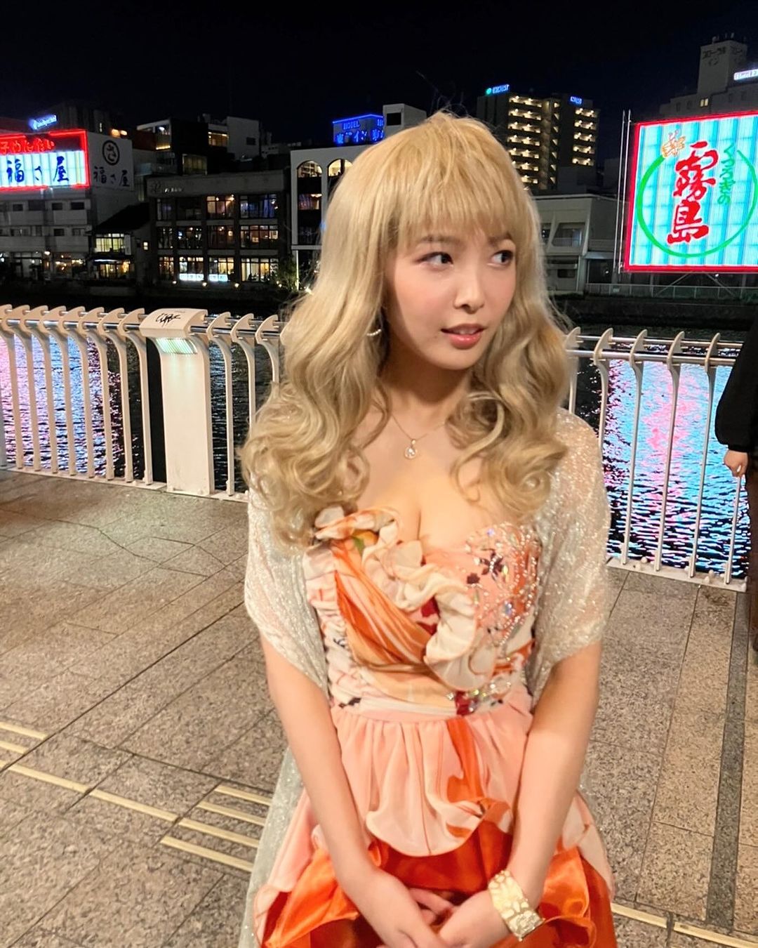 寺本莉緒、『おむすび』“博多のギャル”金髪ロングヘアスタイル披露「パンチつよすぎ」 | ENTAME next - アイドル情報総合ニュースサイト