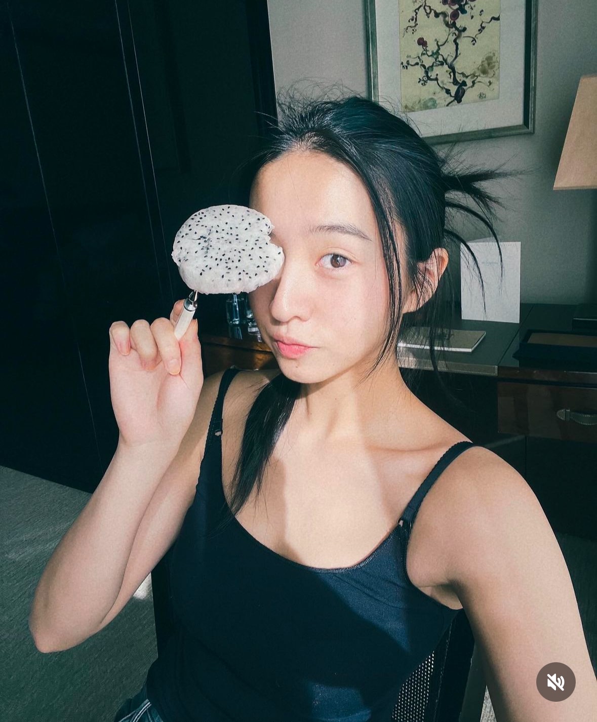 激レアなすっぴん姿…Koki,、ラフなおうち着キャミソール姿にドキドキ | ENTAME next - アイドル情報総合ニュースサイト