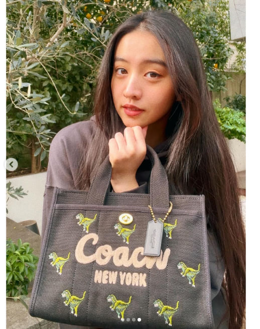 パーカー×デニム姿も美しい、Koki,がカジュアルなCOACHルックを披露 | ENTAME next - アイドル情報総合ニュースサイト