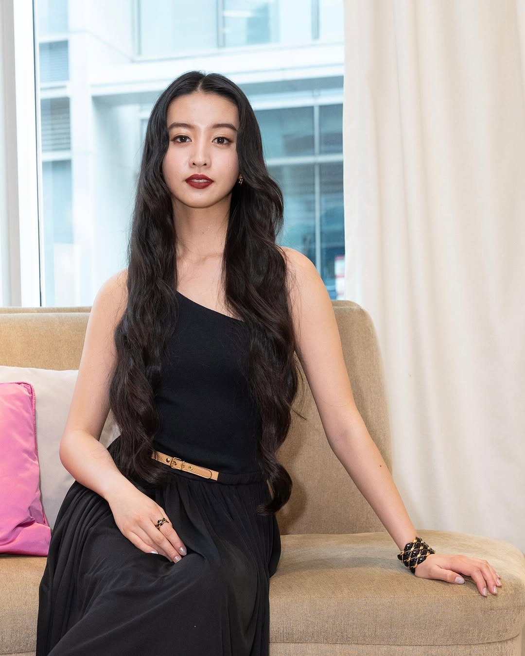 Koki,「美デコルテ×艶リップ」匂いたつワンショル黒ドレス姿を公開 | ENTAME next - アイドル情報総合ニュースサイト