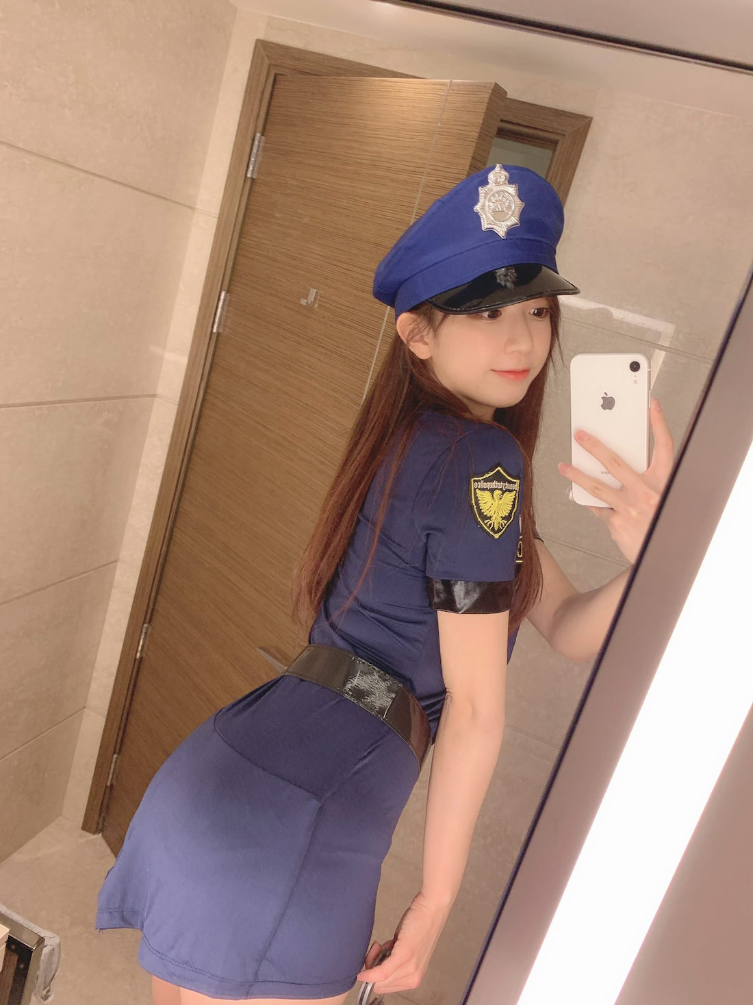 人気コスプレイヤーyamiがセクシーすぎるポリス姿を公開、極上ボディラインに驚嘆の声 | ENTAME next - アイドル情報総合ニュースサイト